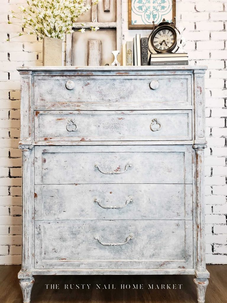 Amber Strong is a DIY Home AND Decor Blogger Influencer