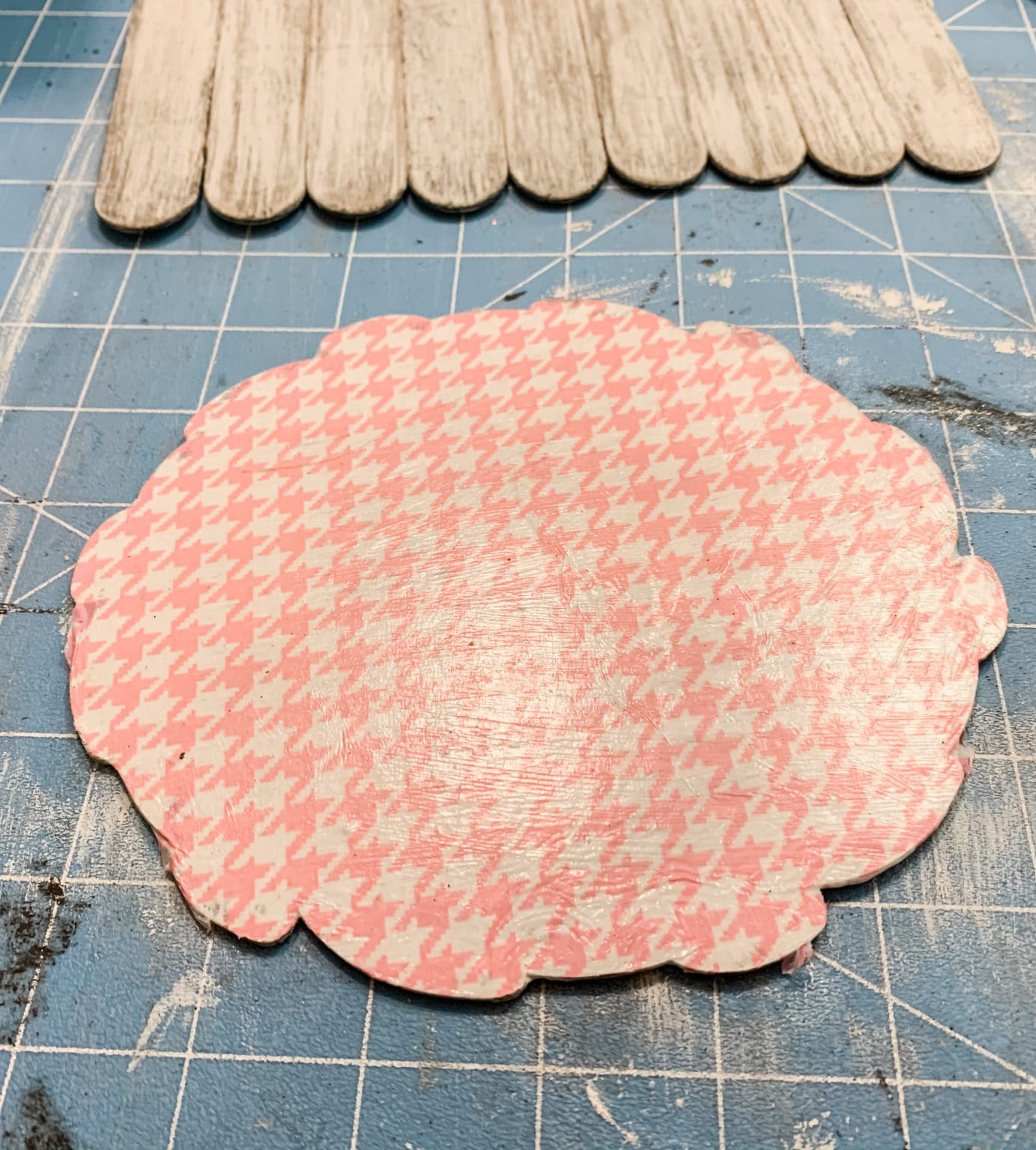 Fun and Easy DIY Spring Door Hanger - Farmhouse Style DIY's