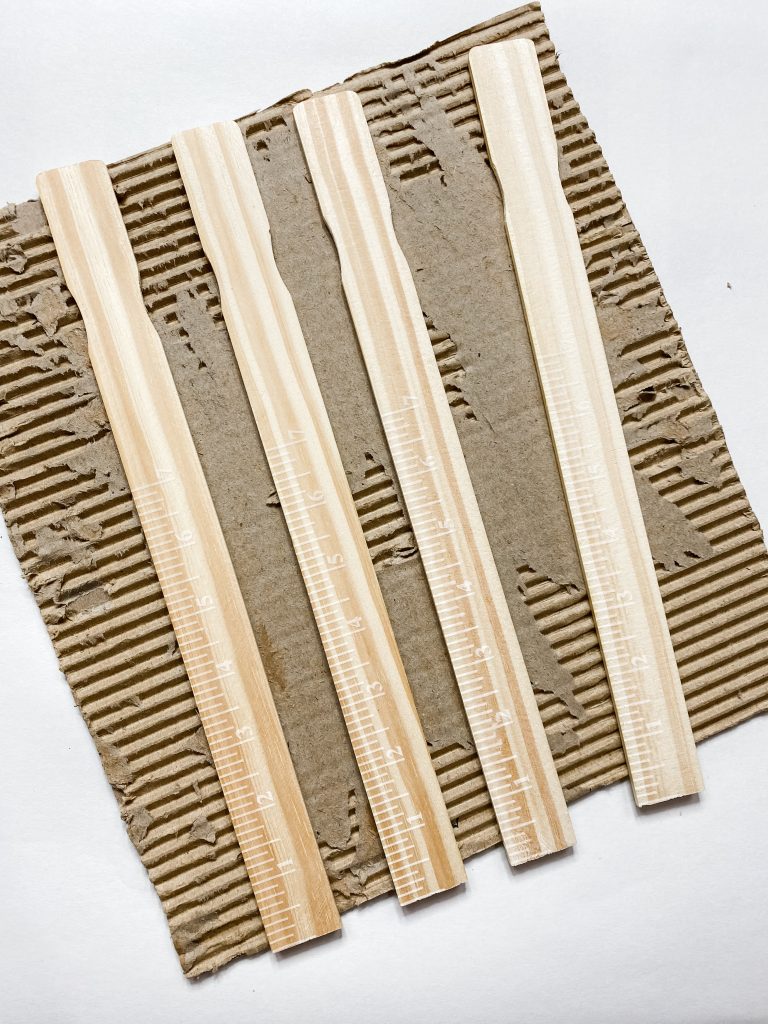 How to DIY a Christmas Merry and Bright sign with Cardboard