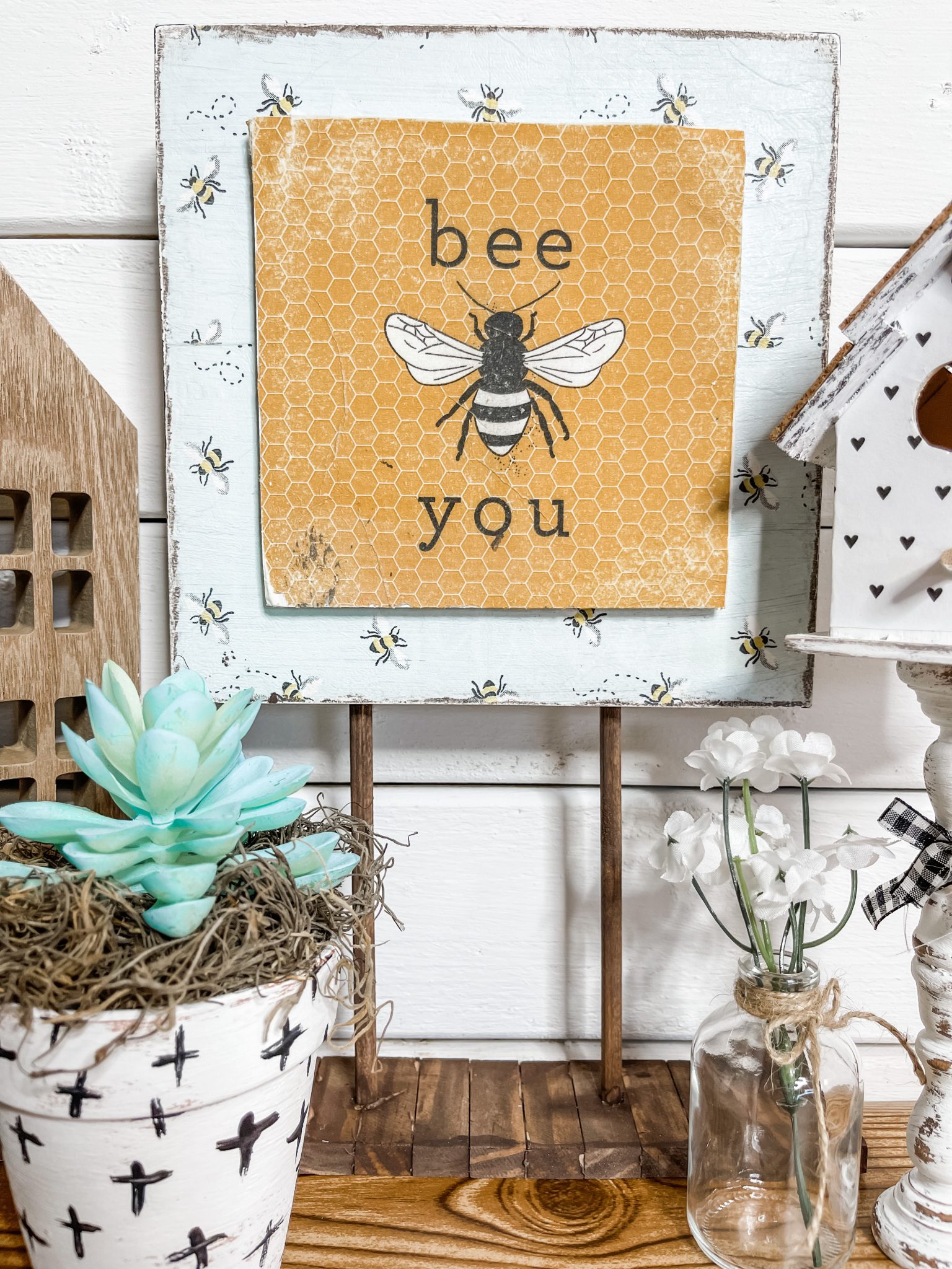 DIY Farmhouse Bee Sign - Easy DIY Decor Tutorial