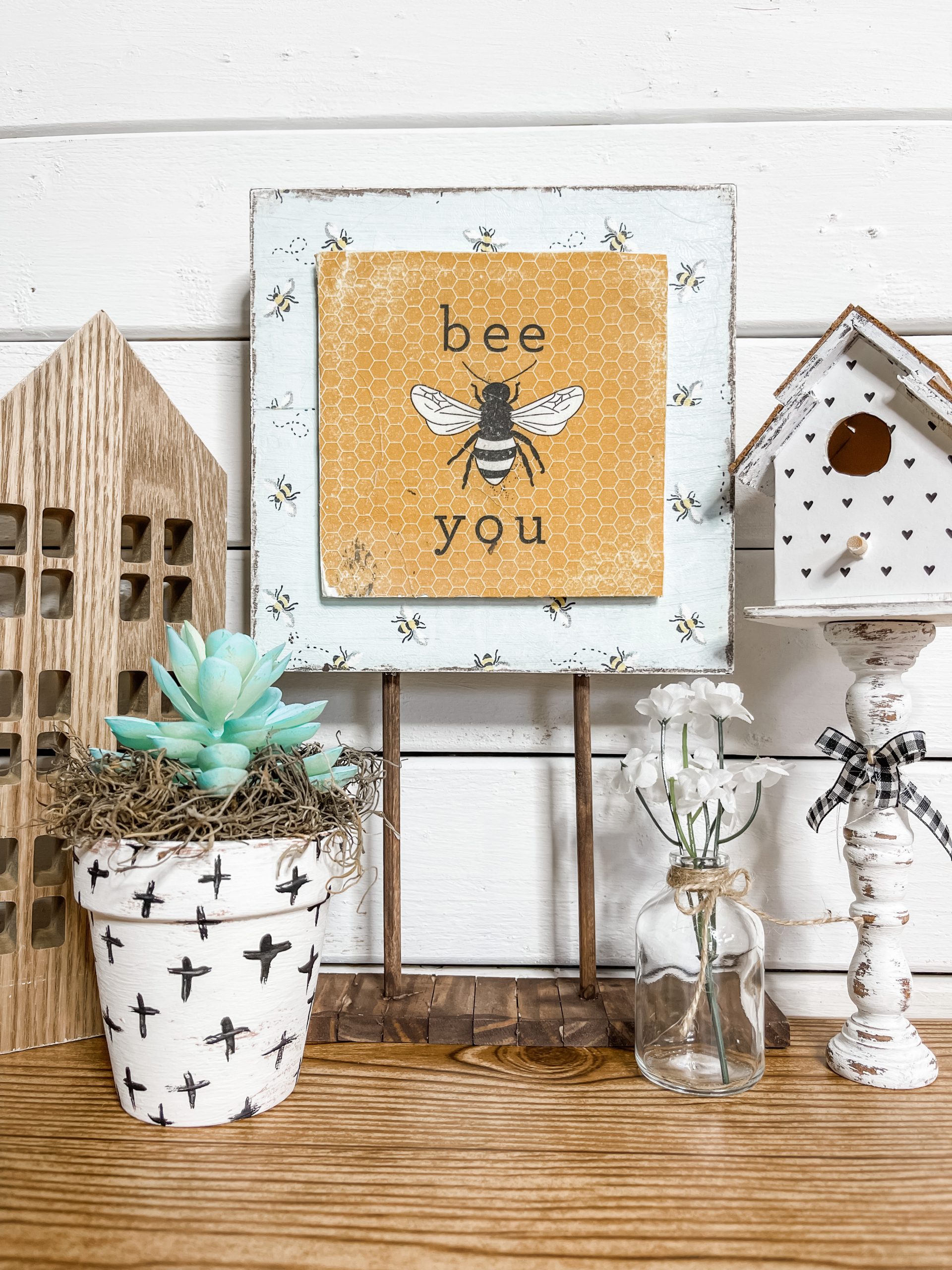 DIY Farmhouse Bee Sign - Easy DIY Decor Tutorial
