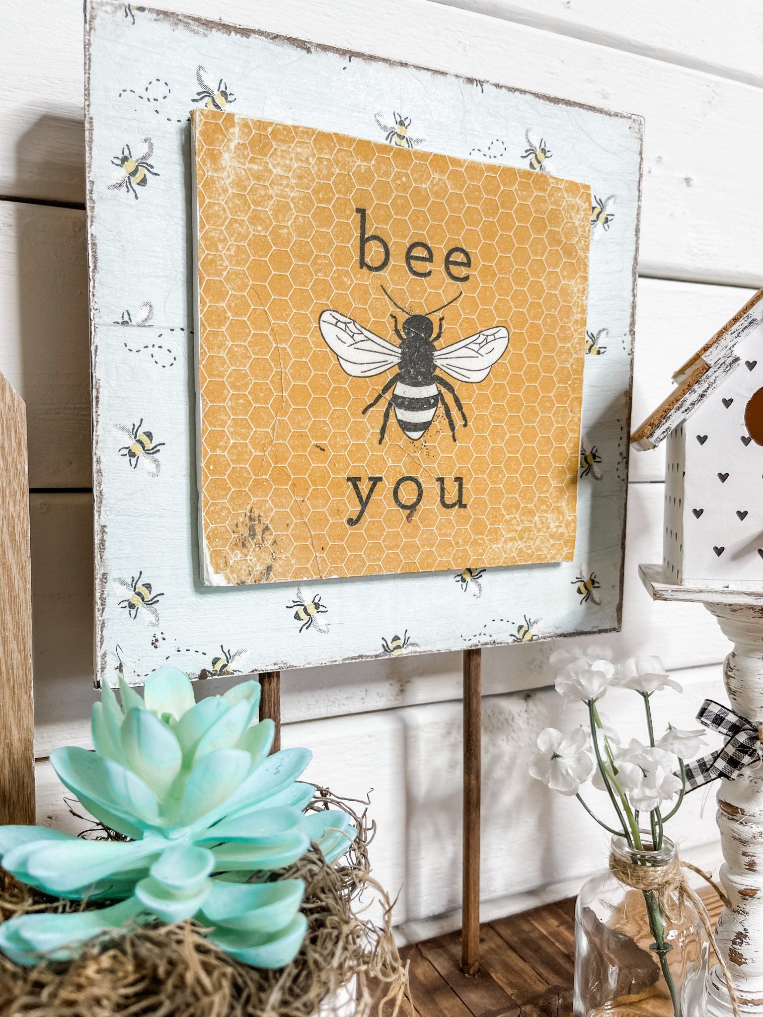 DIY Farmhouse Bee Sign - Easy DIY Decor Tutorial