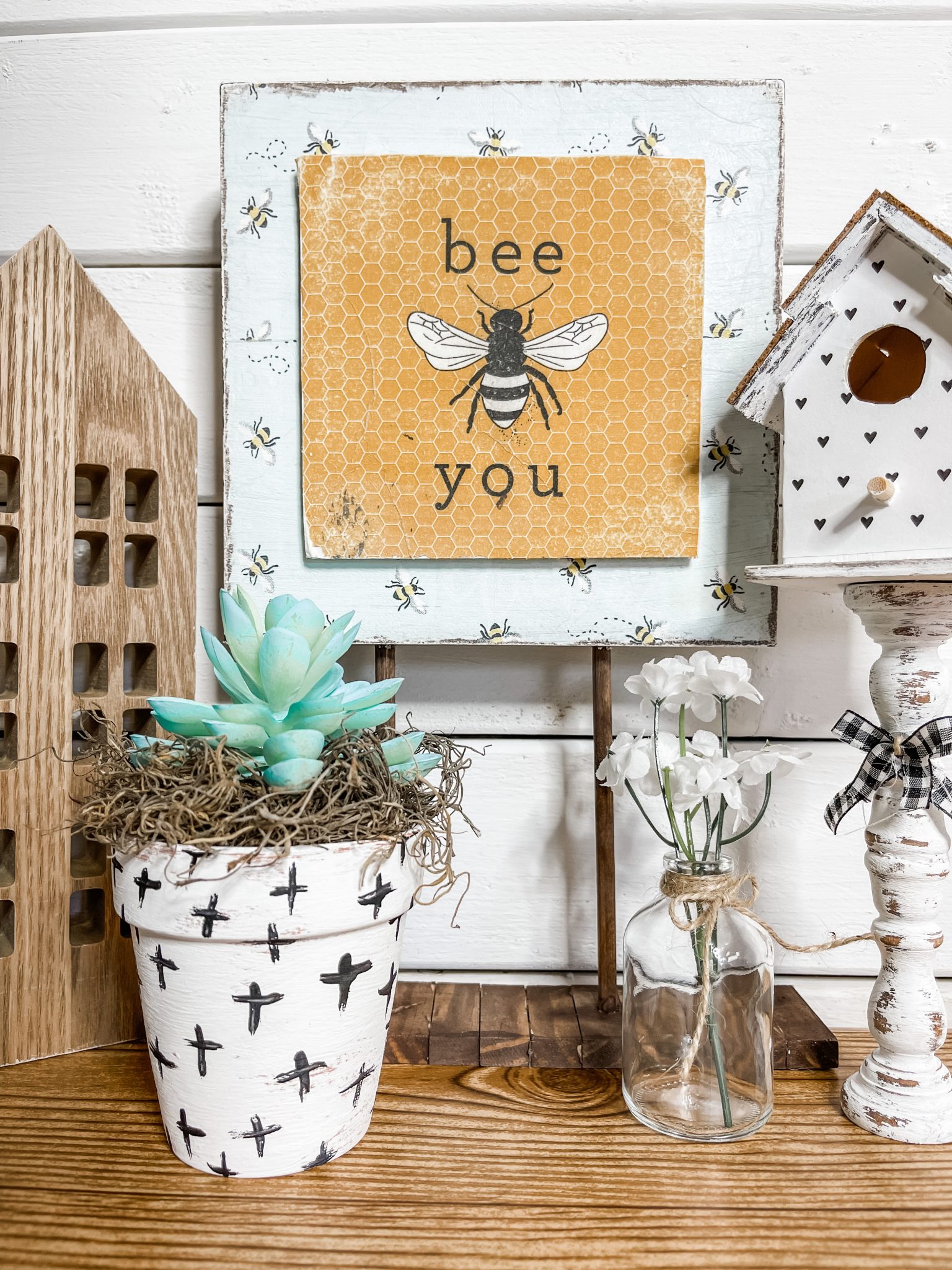 DIY Farmhouse Bee Sign - Easy DIY Decor Tutorial