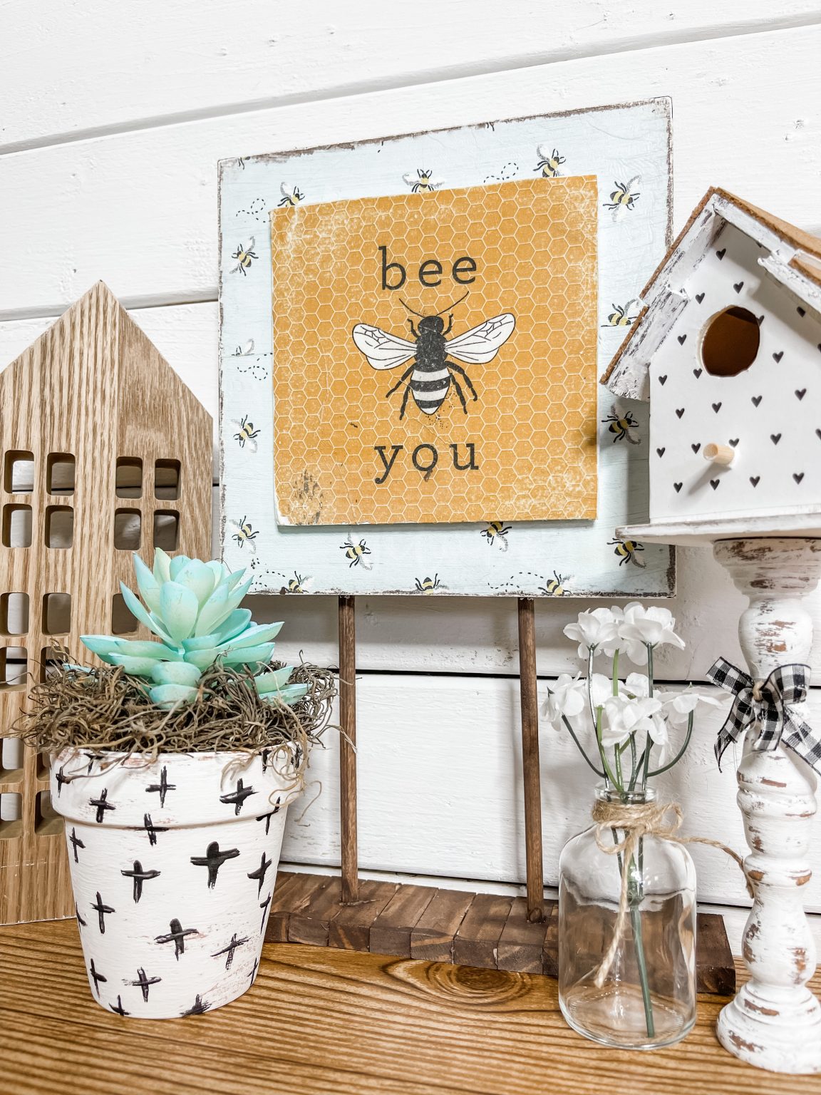 DIY Farmhouse Bee Sign - Easy DIY Decor Tutorial