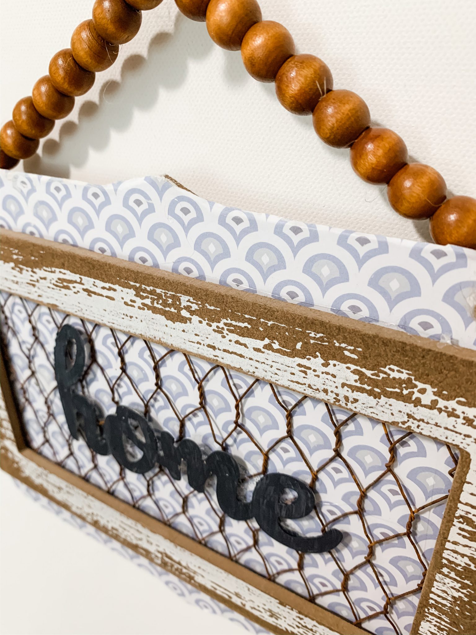 DIY Farmhouse Chicken Wire Home Sign - Easy DIY Decor Tutorial