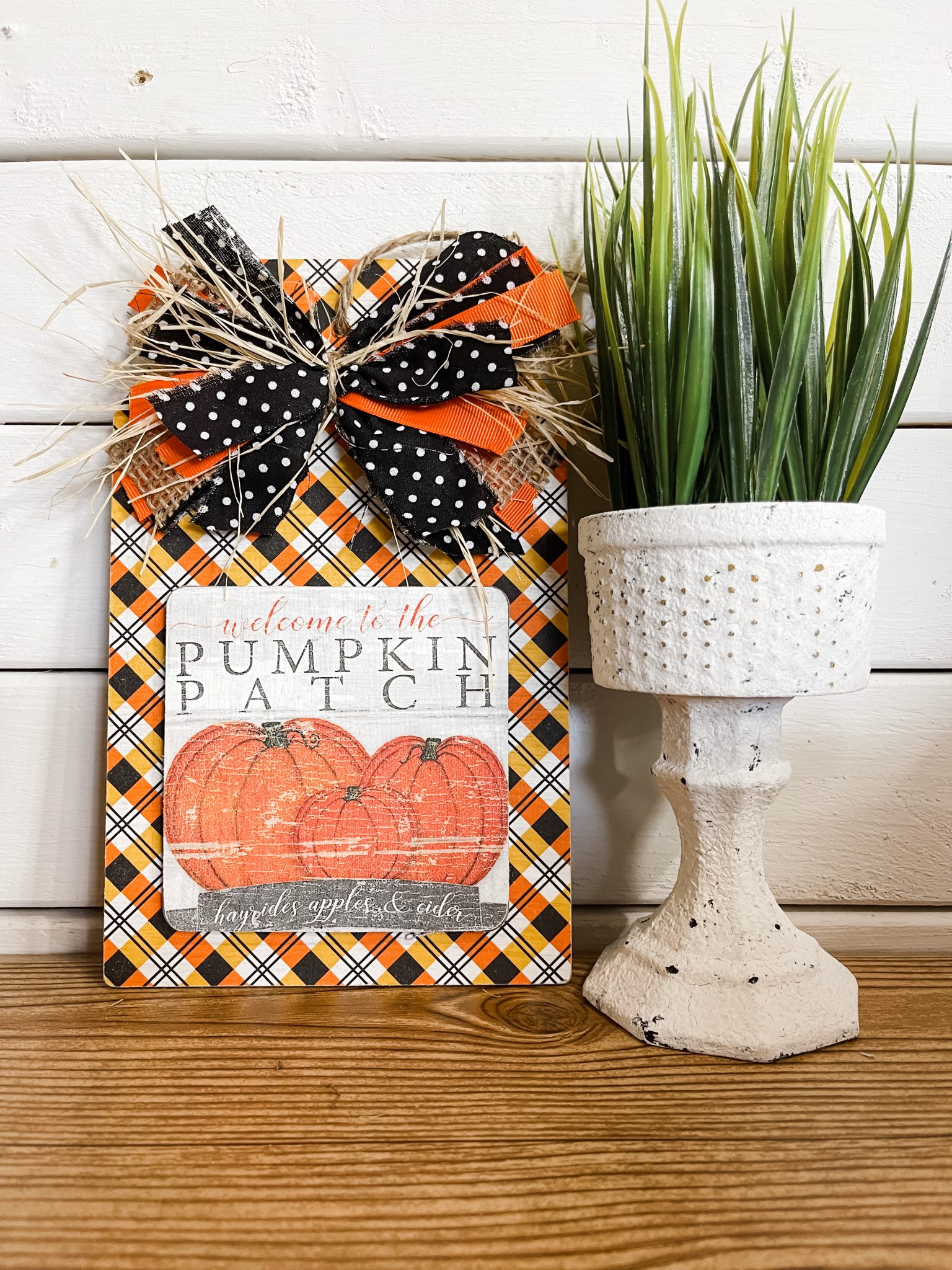 DIY Pumpkin Patch Sign with Napkins - Affordable Home Decor Tutorial