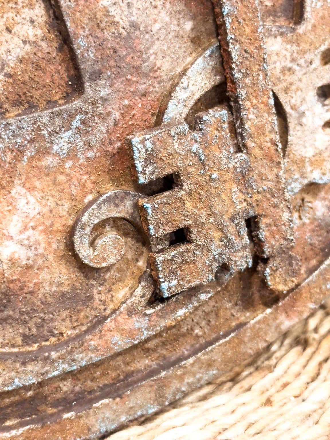 Faux Rusted Antique Lock and Key - Easy DIY Tutorial